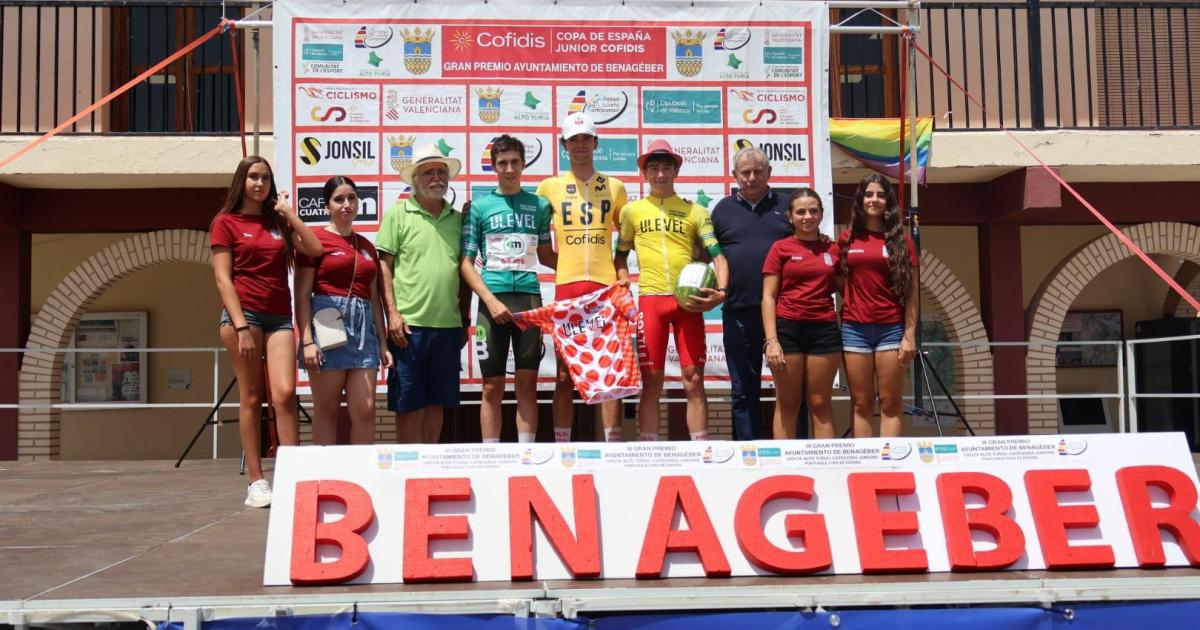 Bokep ibu ibu 2025 devon decided those tight jeans and crop