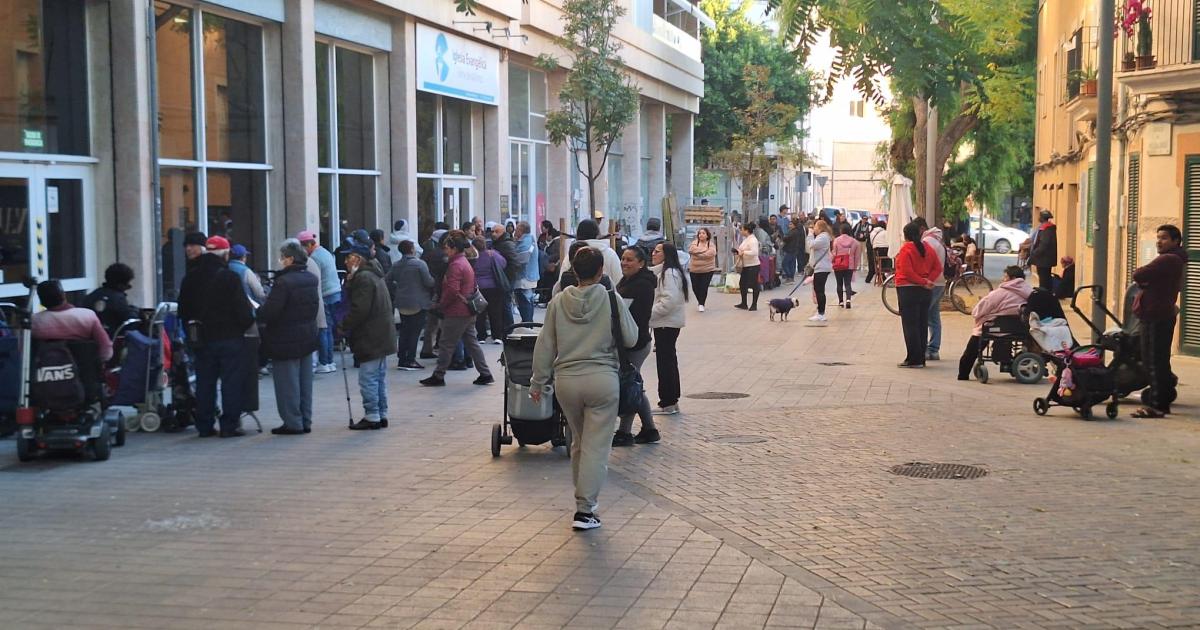 Las 'colas del hambre' se intensifican en las semanas previas a la Navidad